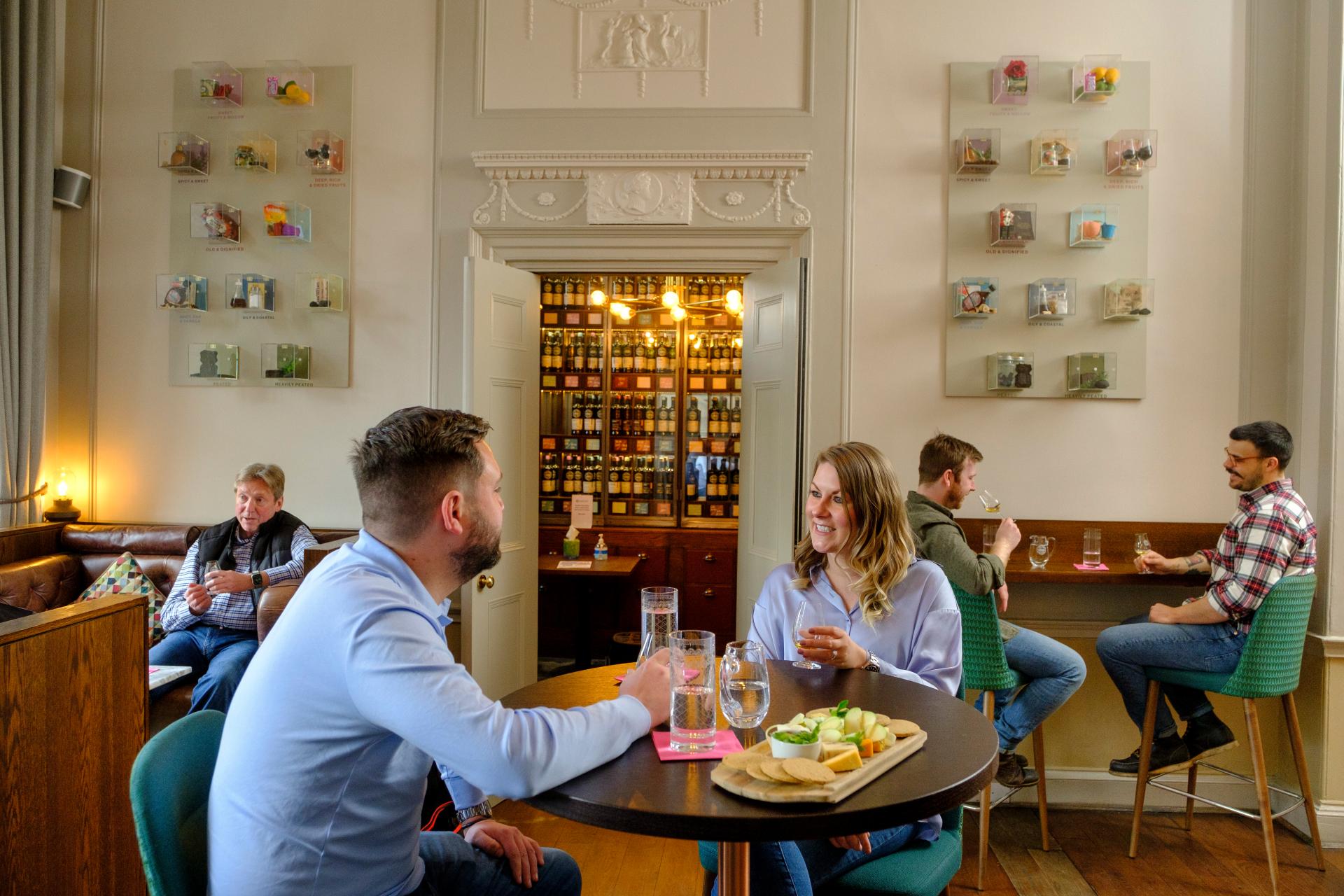 Die Kaleidoscope Bar der SMWS in Edinburgh als beste Whiskybar der Welt ...