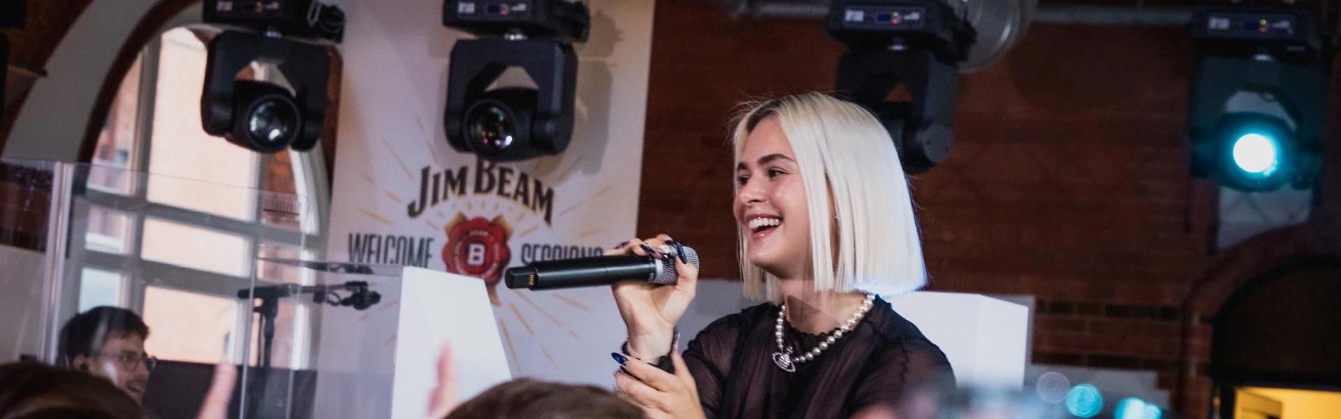 Popsängerin Mathea feierte in Hamburg mit nur 100 Musikfans ihre ganz ...