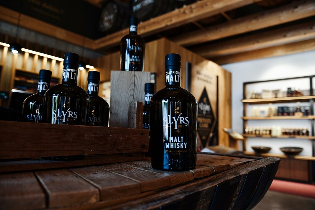 Die SLYRS Bavarian Whisky Distillery präsentiert den Champions Malt: FC ...