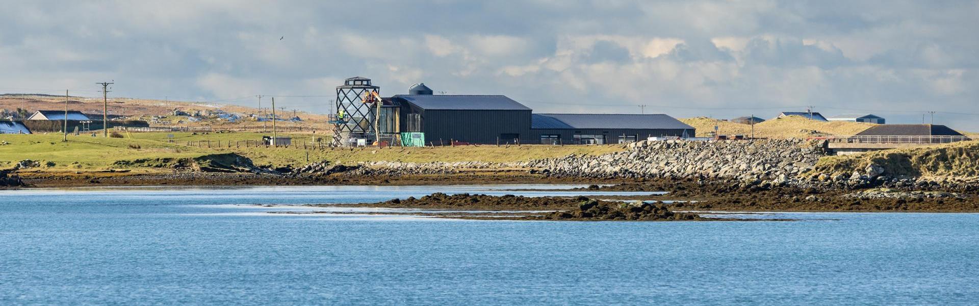 Benbecula Distillery auf den Hebriden beginnt mit Whiskyproduktion ...