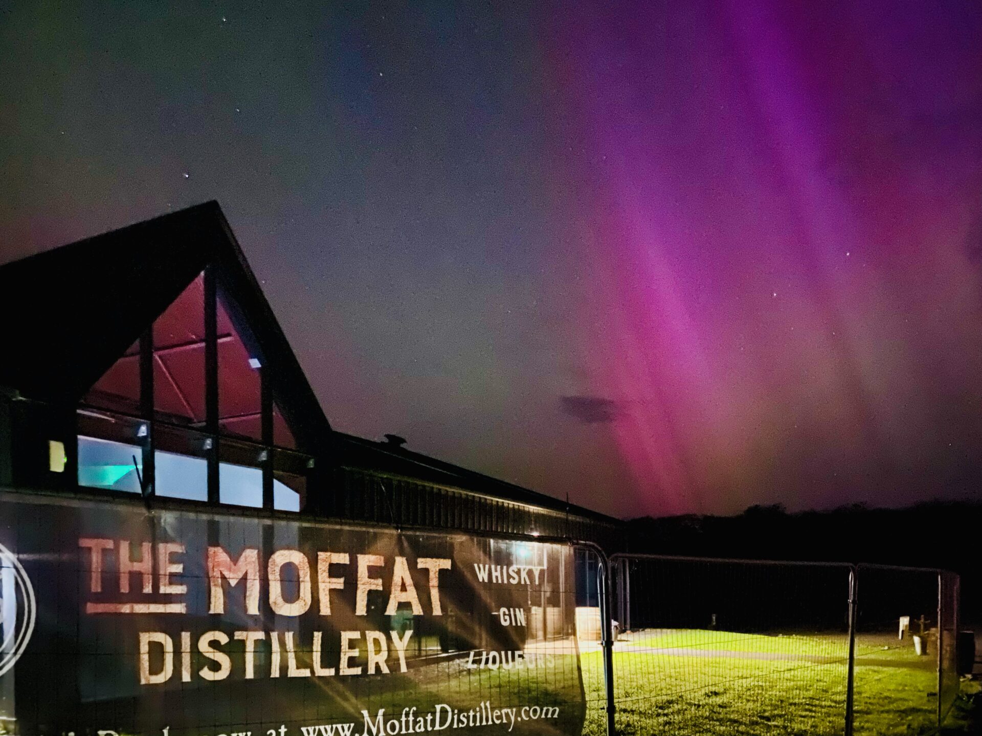 Whisky im Bild: Nordlichter über der Moffat Distillery - WhiskyExperts