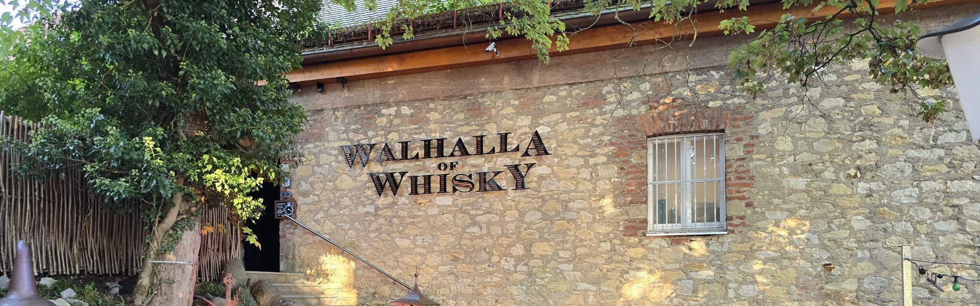 fizzz: Zu Besuch in der "Walhalla of Whisky" - WhiskyExperts
