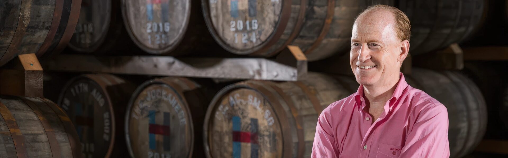 Simon Erlanger, Managing Director der Isle of Harris Distillery, zieht ...