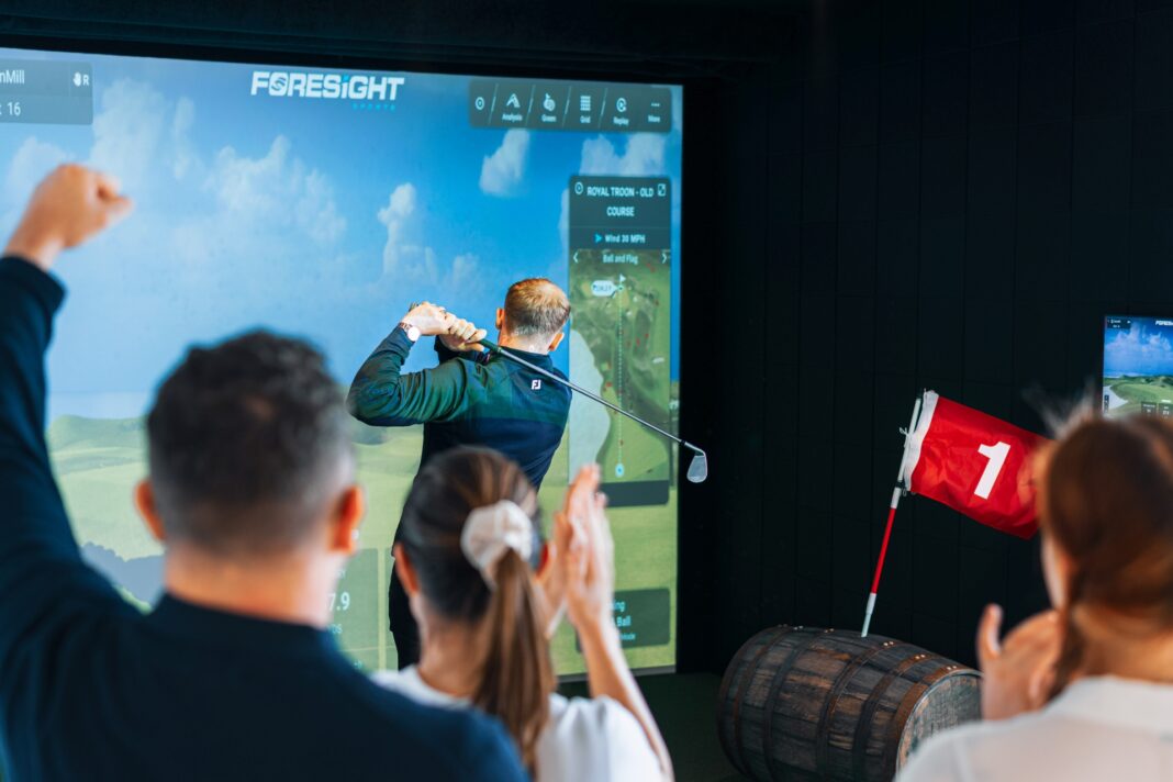 Bei der Eden Mill Distillery mit einem Hole-in-one Whiskyfass im Wert ...